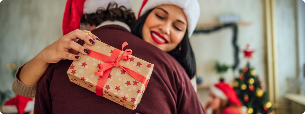 3 Perfect Christmas Gift Ideas for Contact Lens Wearers | 1-800-GET-LENS